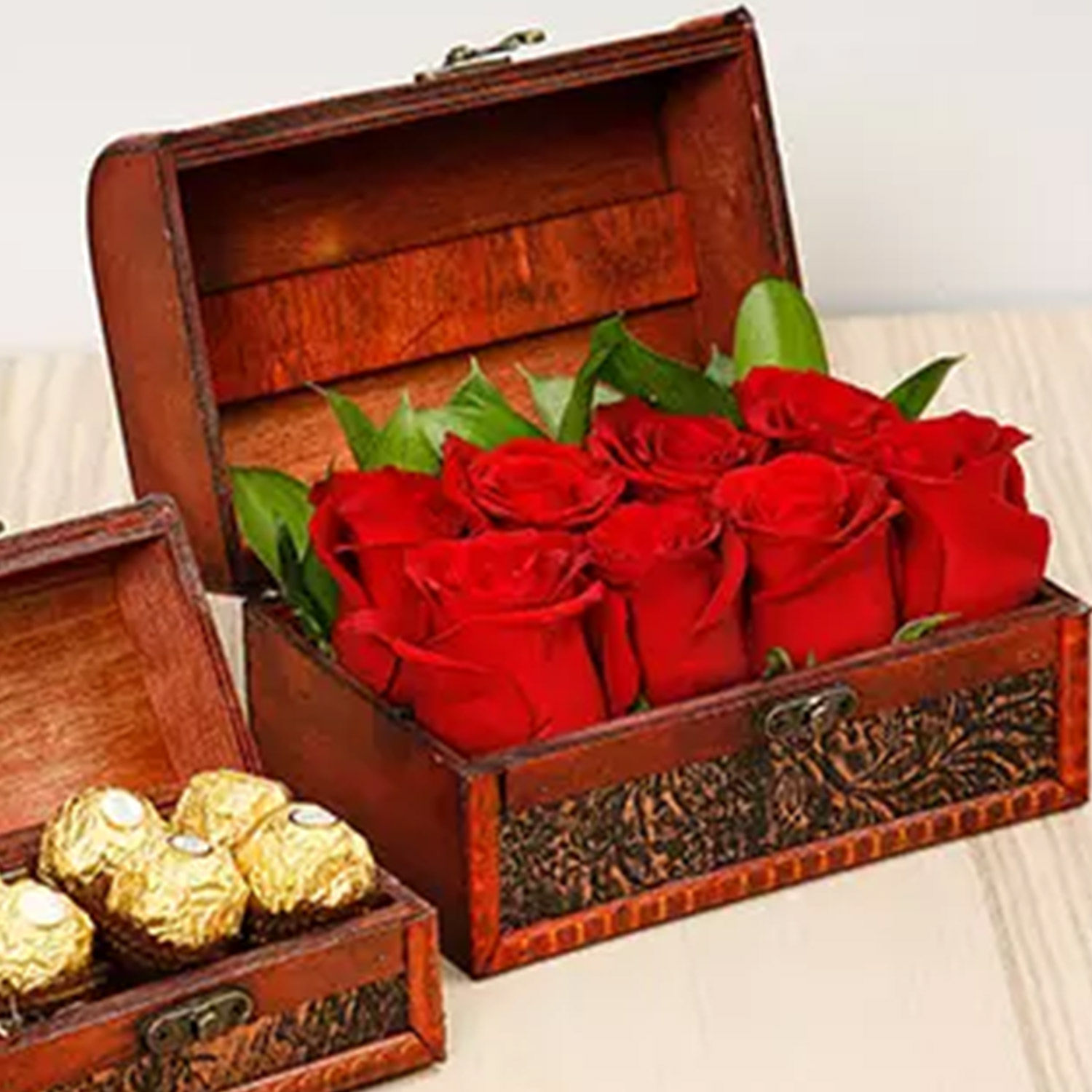 Online Passionate Red Roses and Chocolates Box Gift Delivery in ...