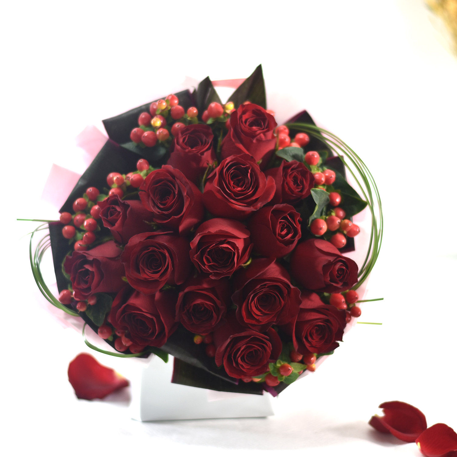 Online Love Blooming In Roses Bouquet Gift Delivery in Singapore - FNP