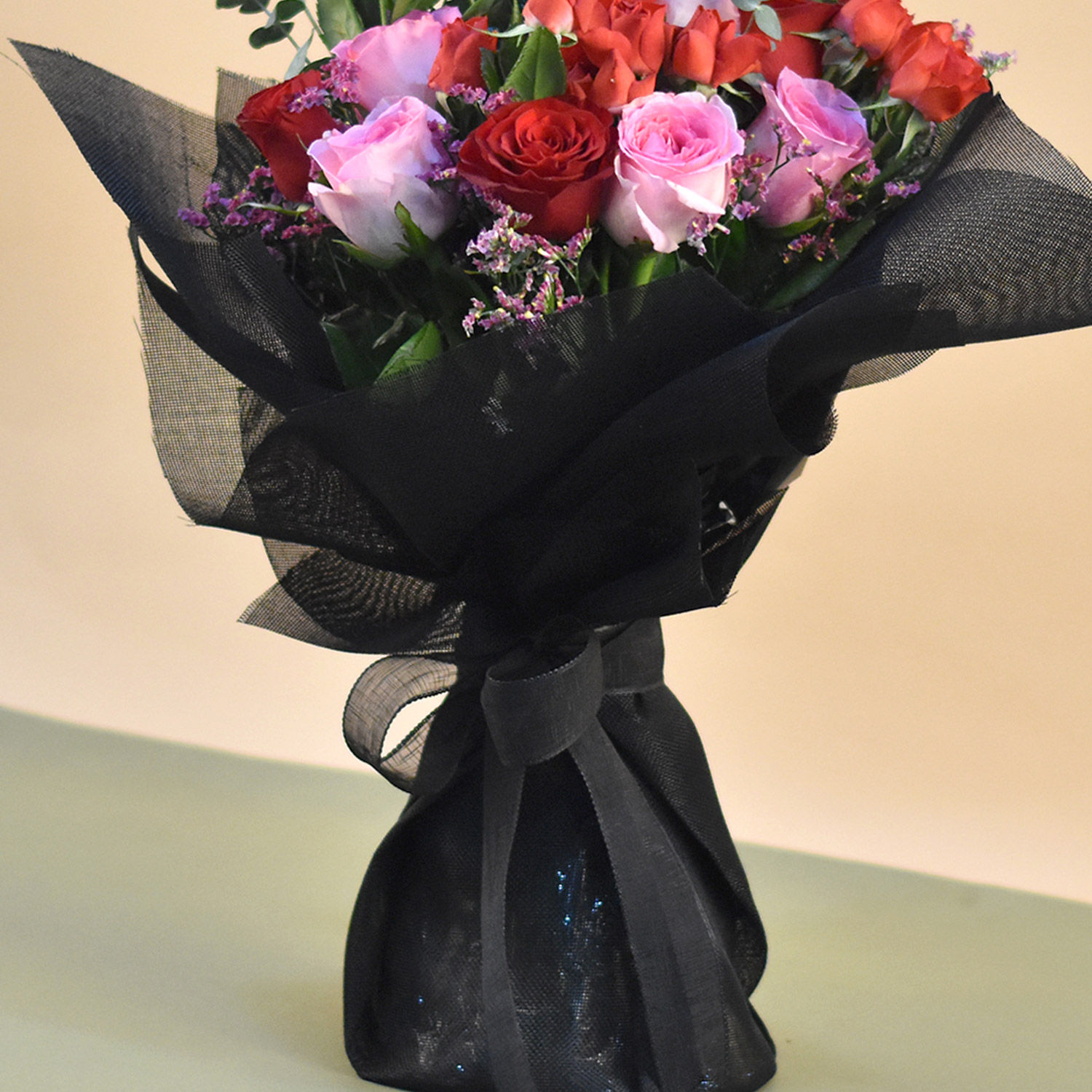 Online Black Jute Wrap Roses Bouquet Gift Delivery in Singapore - FNP